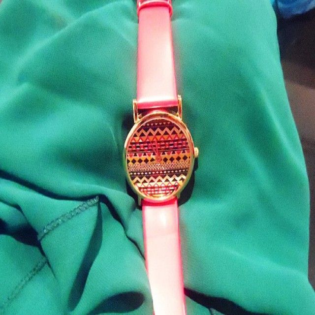 [17% OFF] 2021 Wave Pattern Quartz Watch With Analog Indicate Leather ...